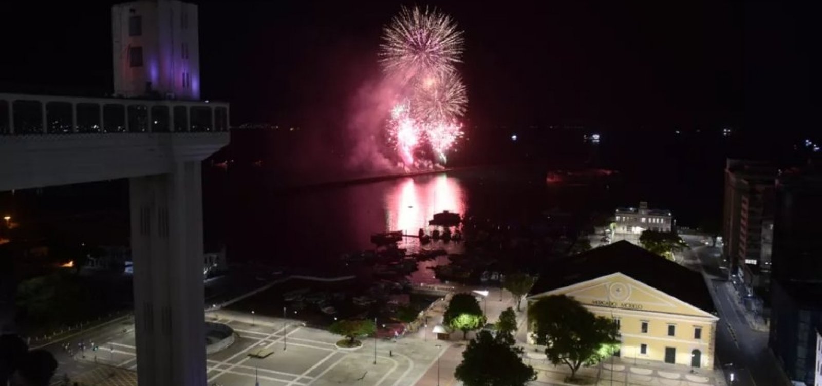 Fogos de artifício marcam chegada de 2021 em Salvador - Metro 1 Fogos de artifício marcam chegada de 2021 em Salvador - Metro 1