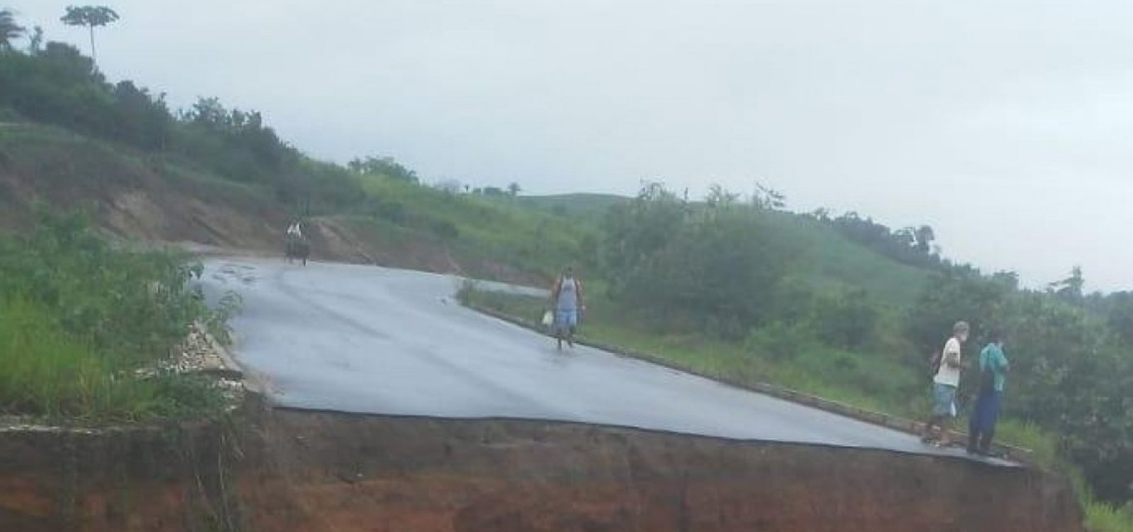 Trecho da BR 110 é interditado após fortes chuvas causarem erosão da ... Trecho da BR 110 é interditado após fortes chuvas causarem erosão da ...