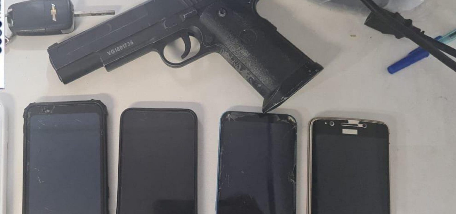 Trio com arma de brinquedo é preso após roubo de celulares - Metro 1 Trio com arma de brinquedo é preso após roubo de celulares - Metro 1