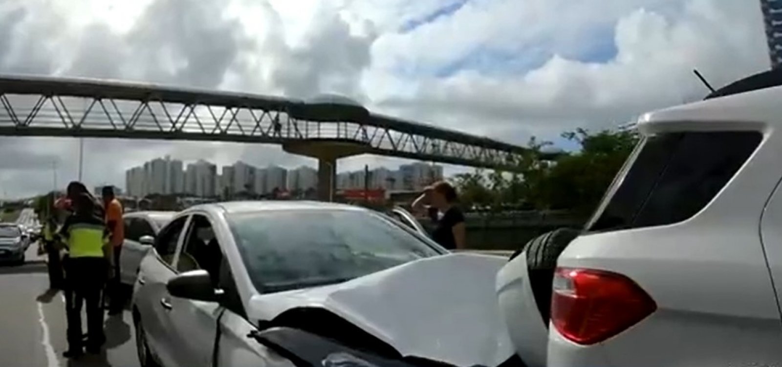 Engavetamento envolvendo 6 veículos deixa trânsito congestionado na Av ...