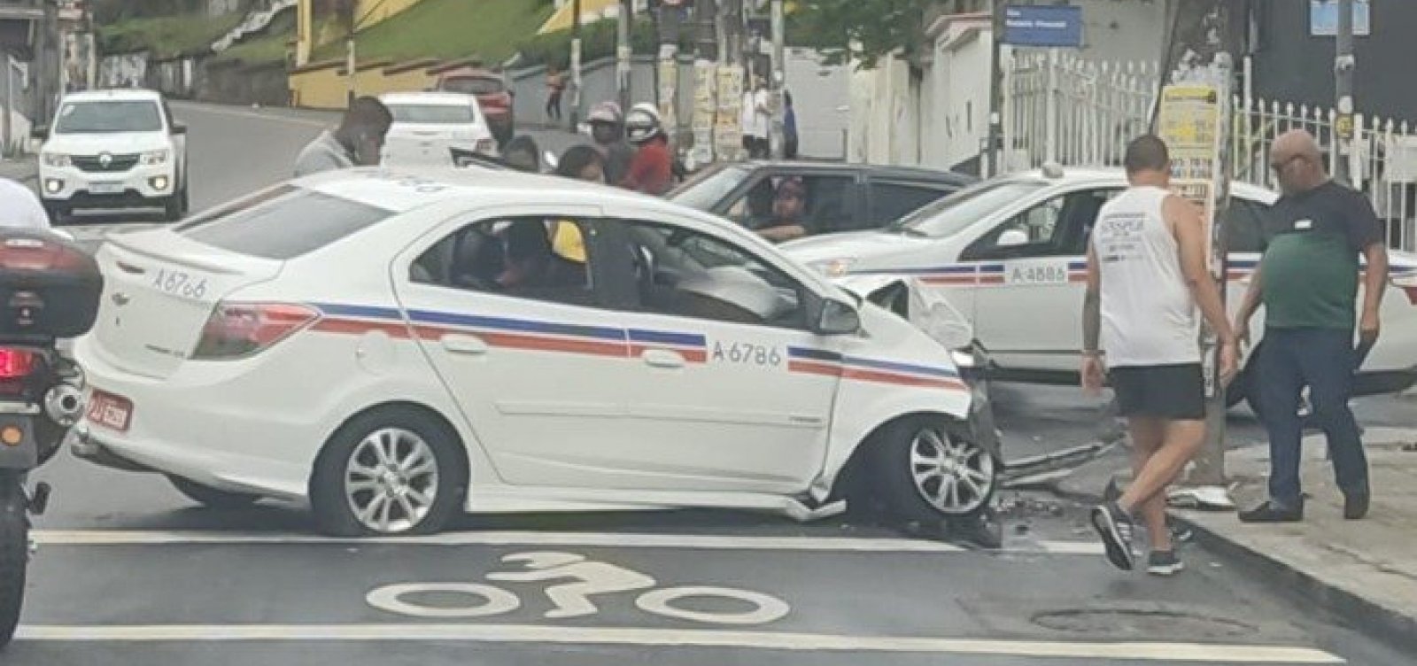 Taxista fica ferido após bater carro em poste na Avenida Dom João VI - Metro 1