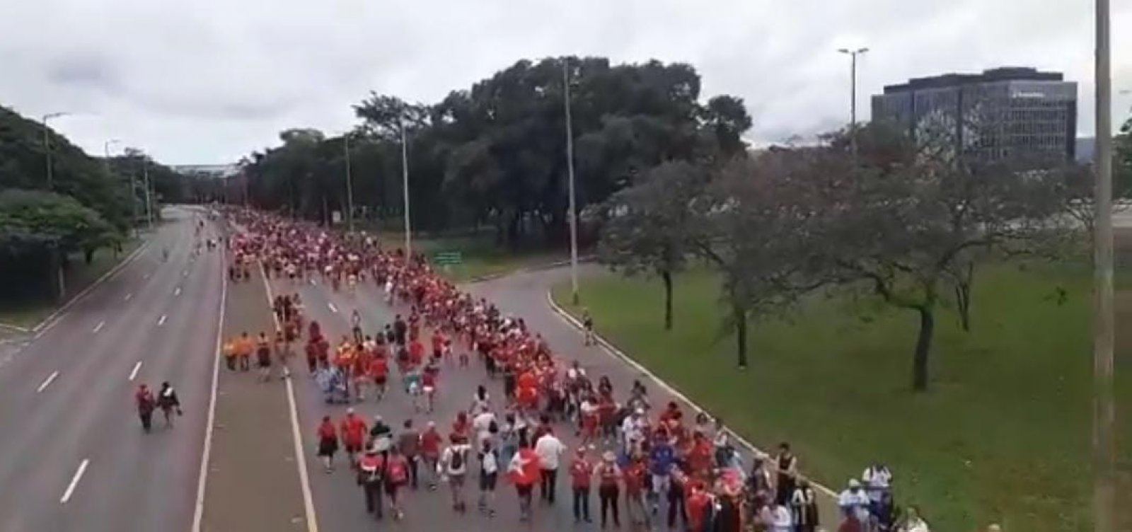 Entrada Da Esplanada Dos Ministérios é Tomada Por Fila Quilômetrica