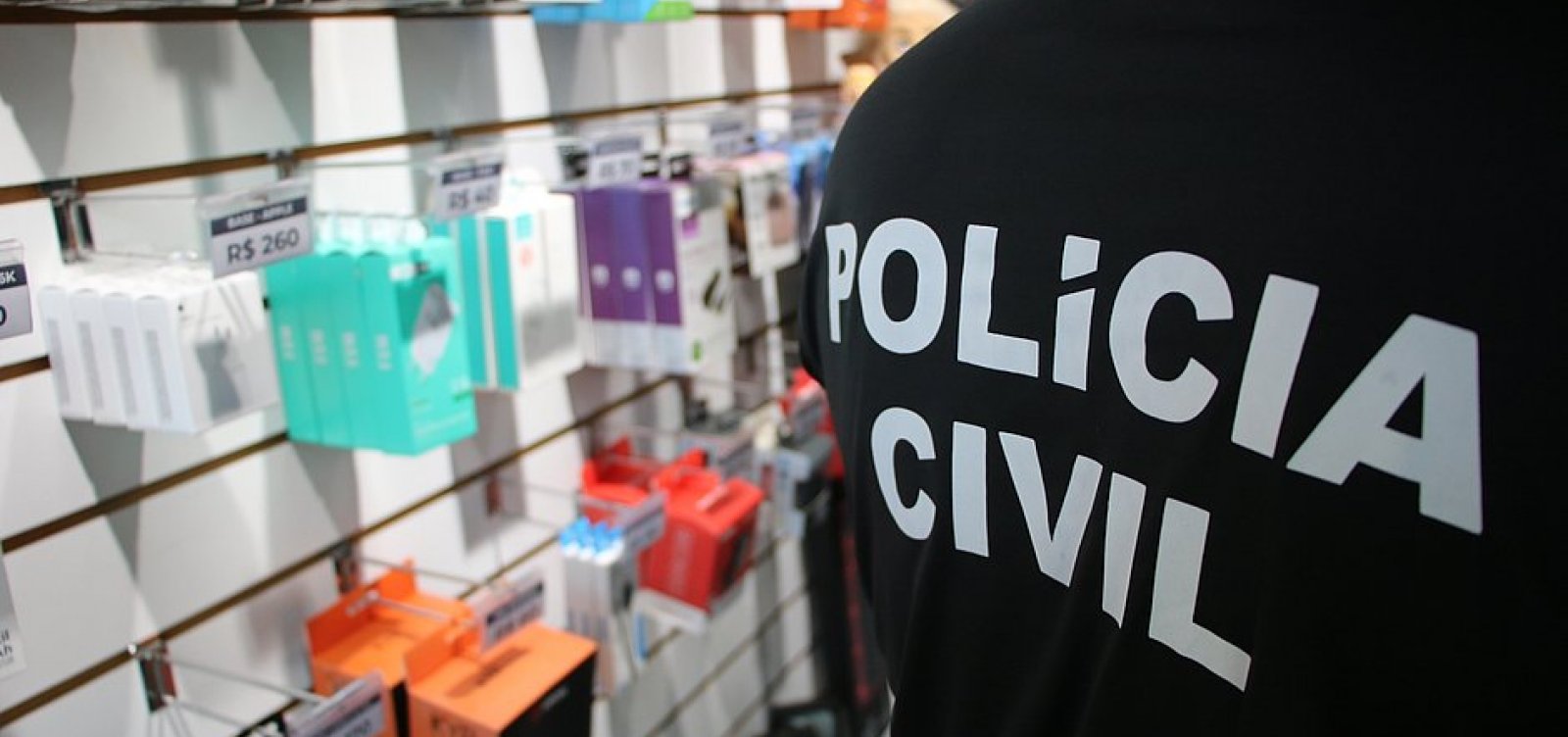 Homem Que Trabalha Em Loja De Manutenção De Celulares é Preso Por