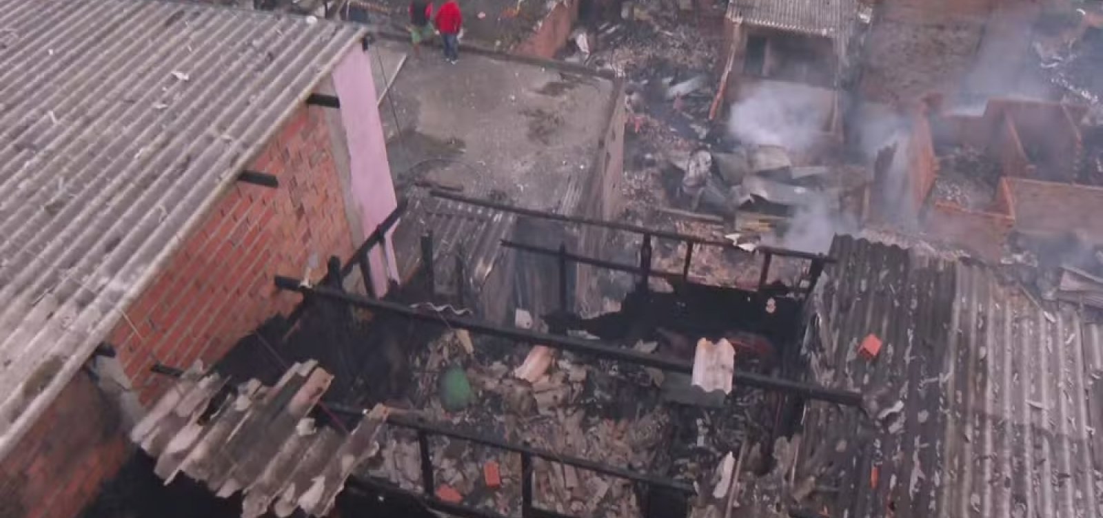 Incêndio de grandes proporções atinge comunidade na zona sul de São ...